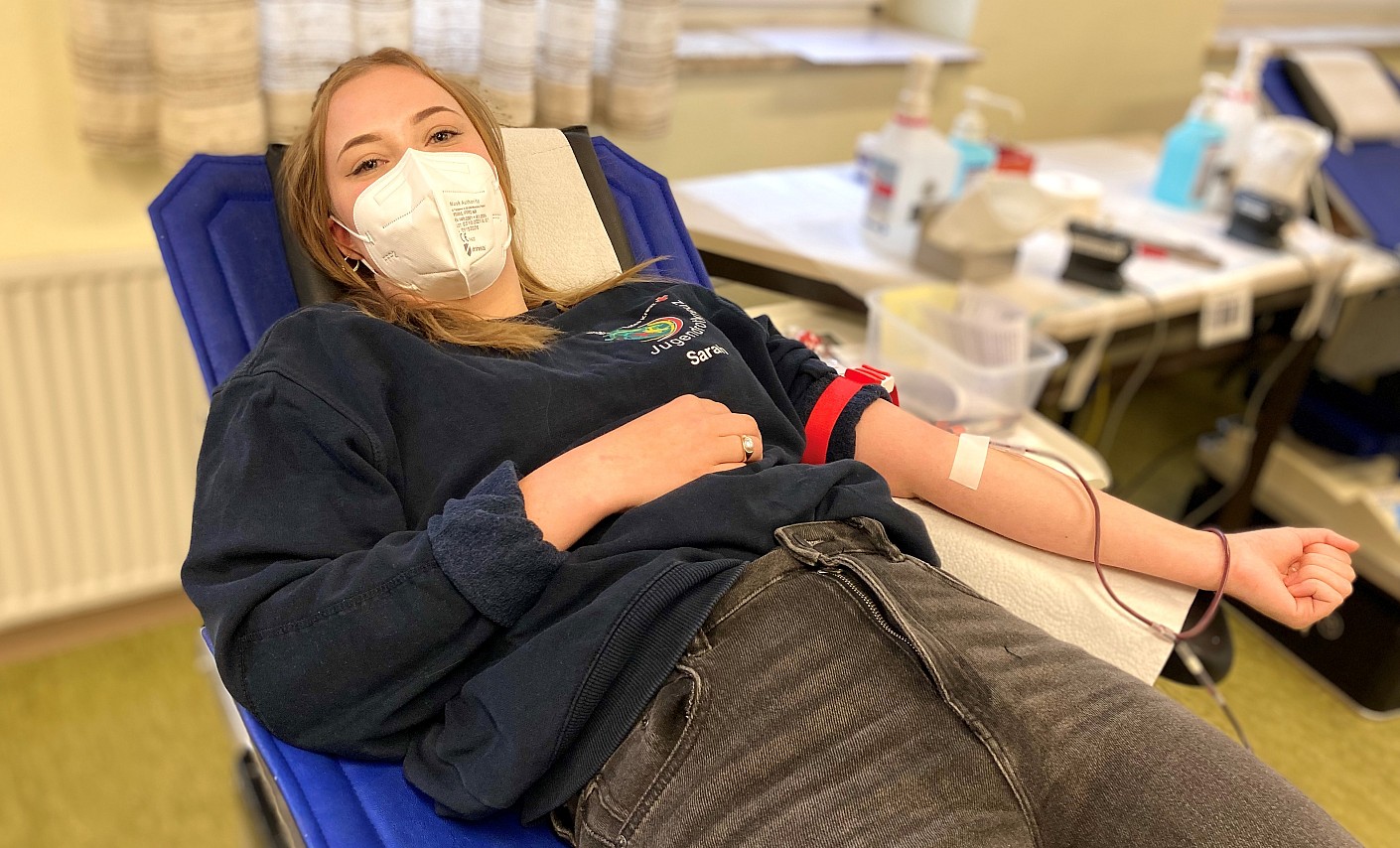 Team Lebensretter: Junge Blutspenderinnen aus dem Jugendrotkreuz Reinbek helfen Patienten im ...